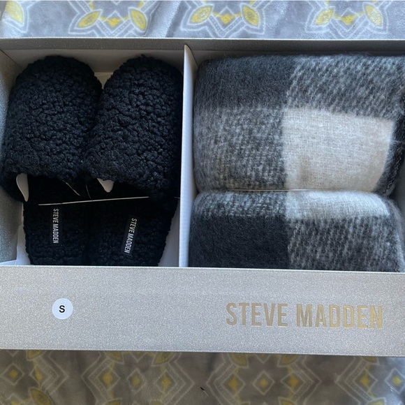 Steve Madden | Accessories | Steve Madden Black Slippers With Matching ...